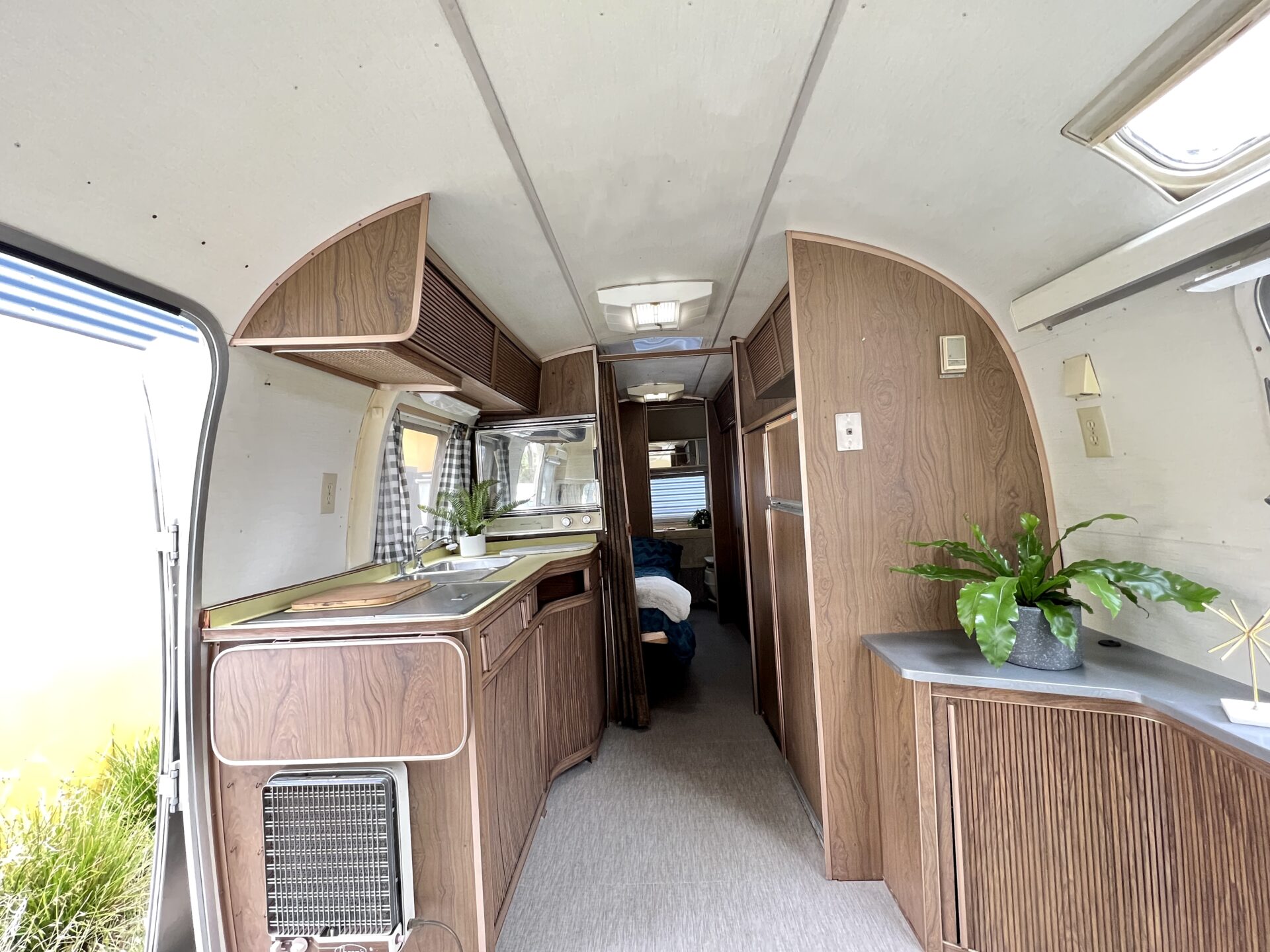 1973 Airstream Overlander - Aluminia